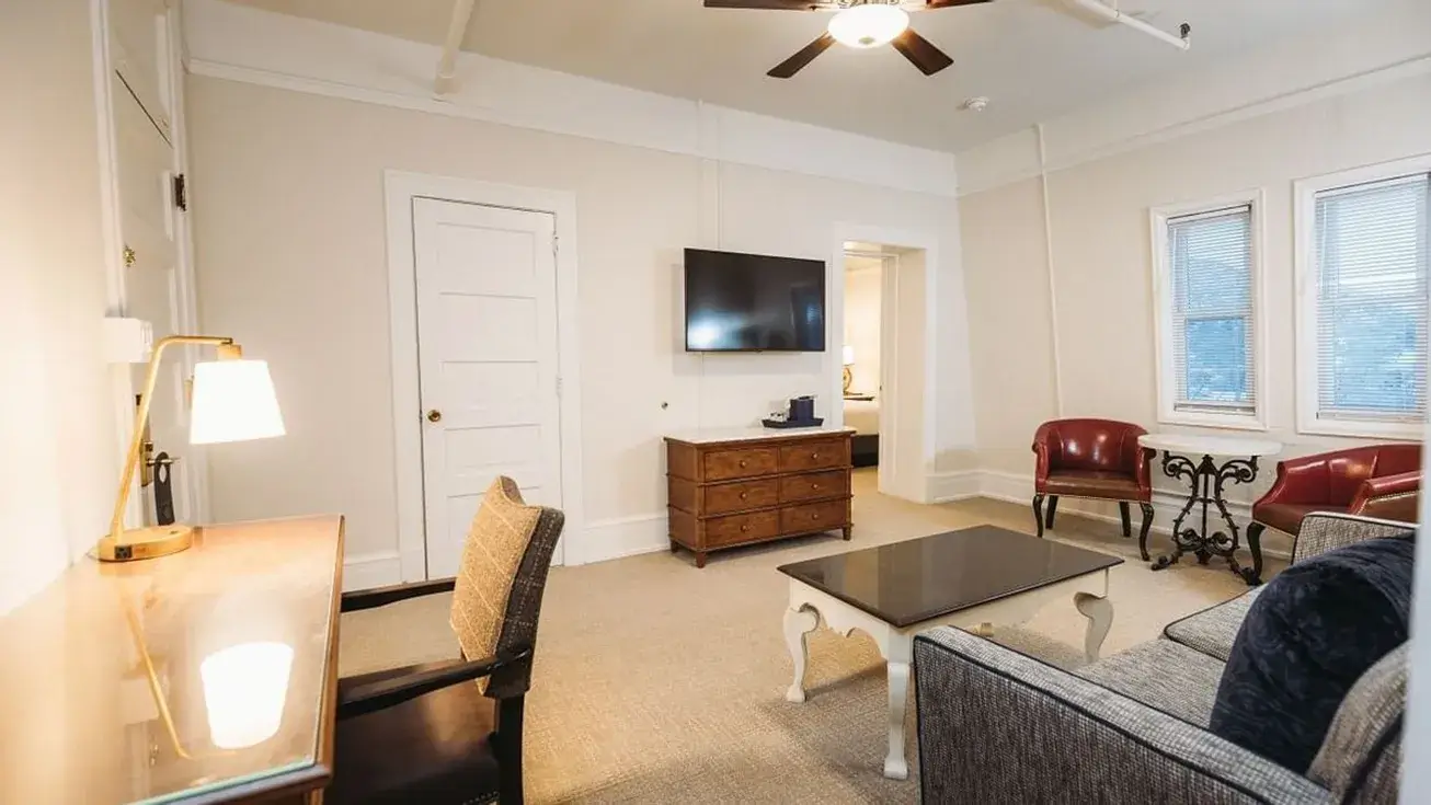 Ambassador Suite - Hotel Colorado Glenwood Springs